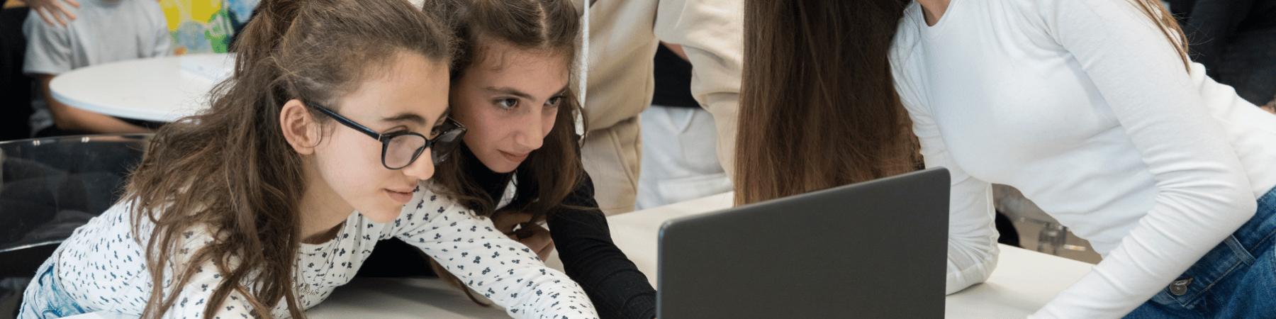 Educazione digitale e la guida con consigli per genitori e adulti | Save the Children