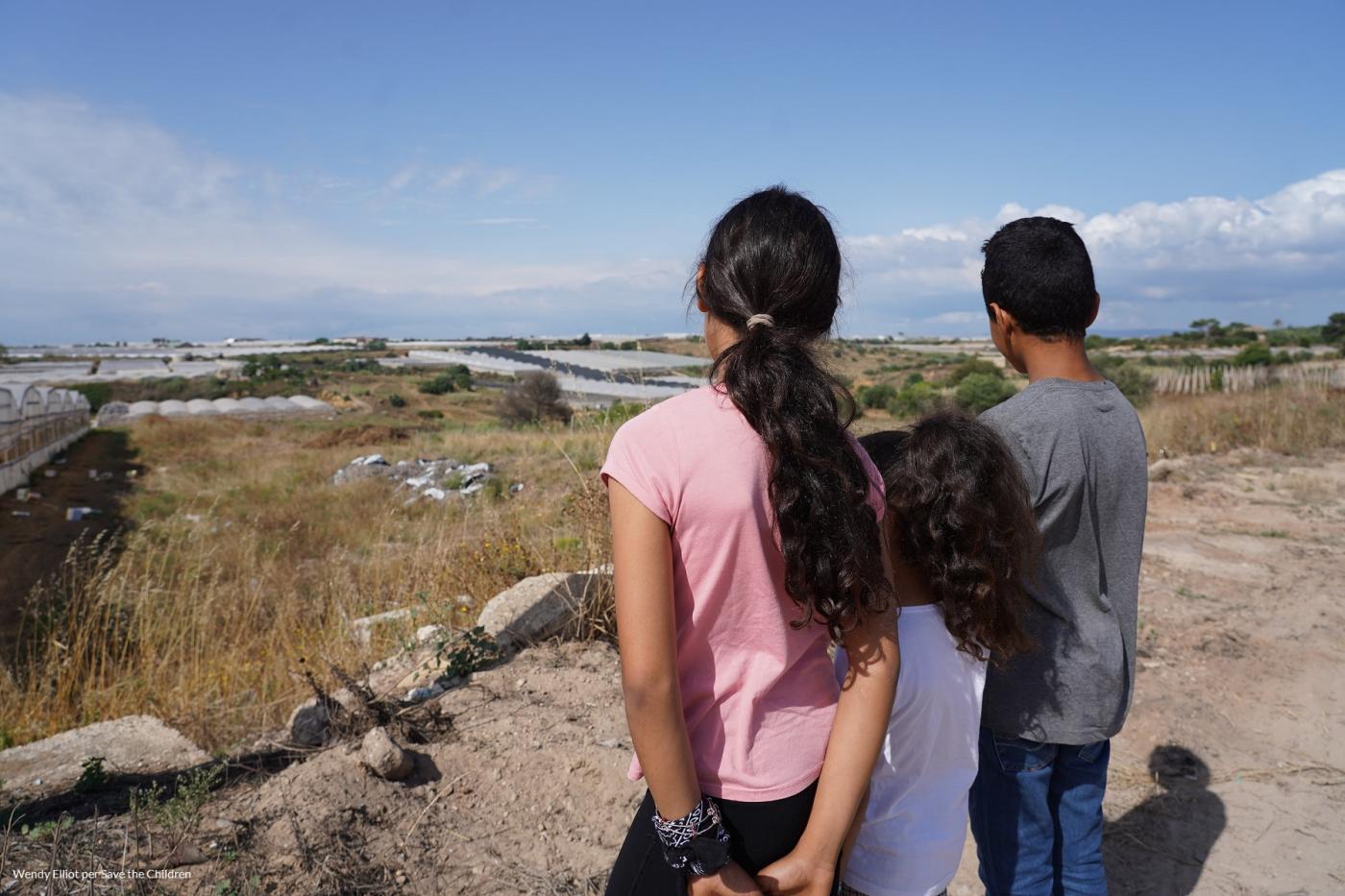 Piccoli Schiavi Invisibili: l’indagine sui figli dei braccianti | Save ...